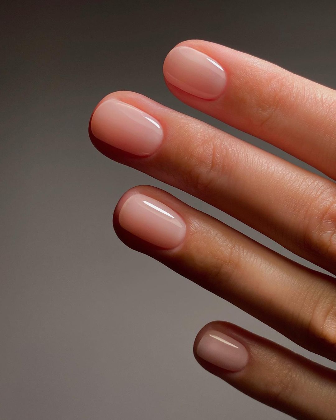 Lip Gloss Nails: a trend de unhas minimalistas que promete bombar ...