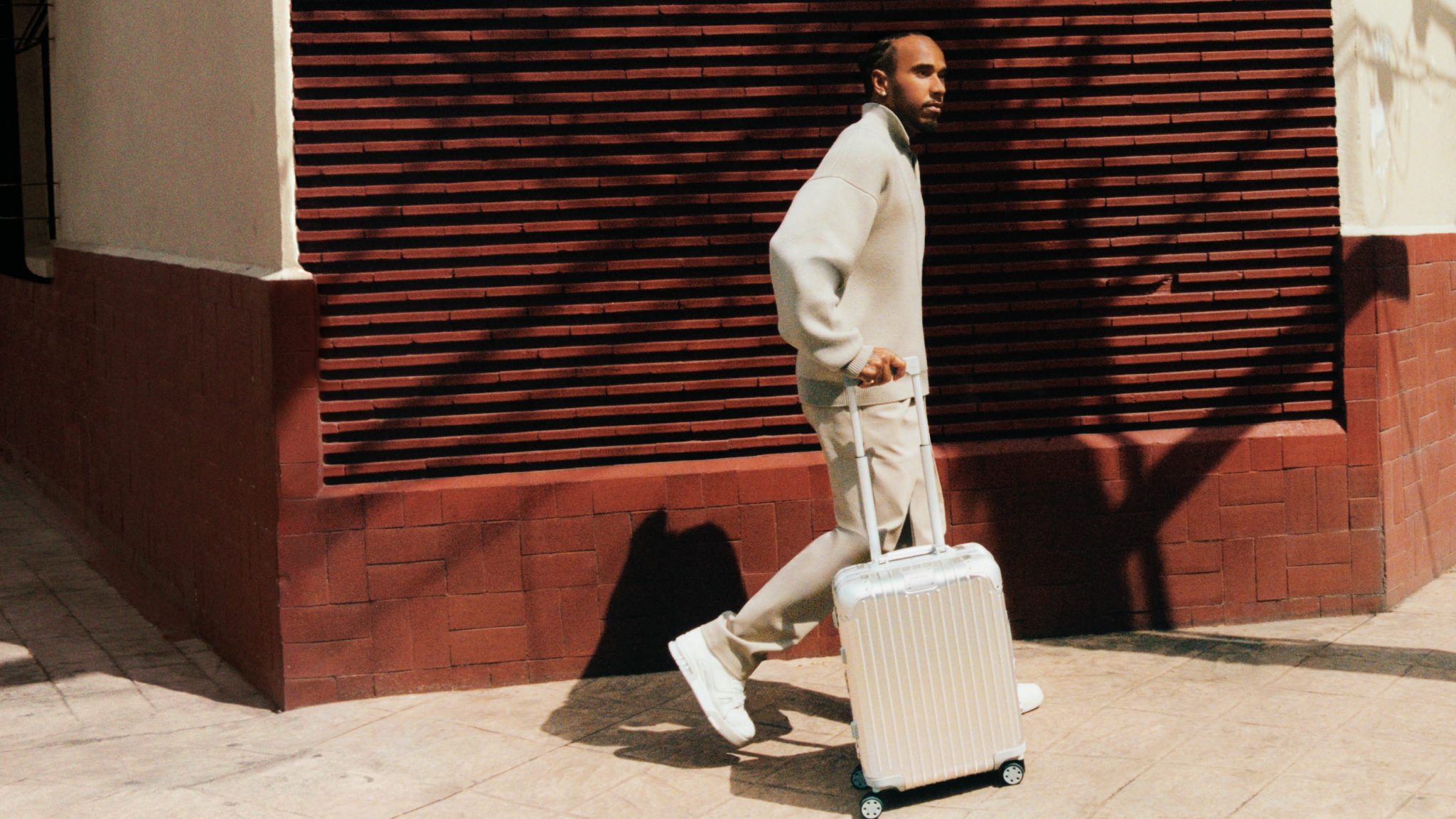 Rimowa apresenta uma nova campanha global com Sir Lewis Hamilton, Rosé ...