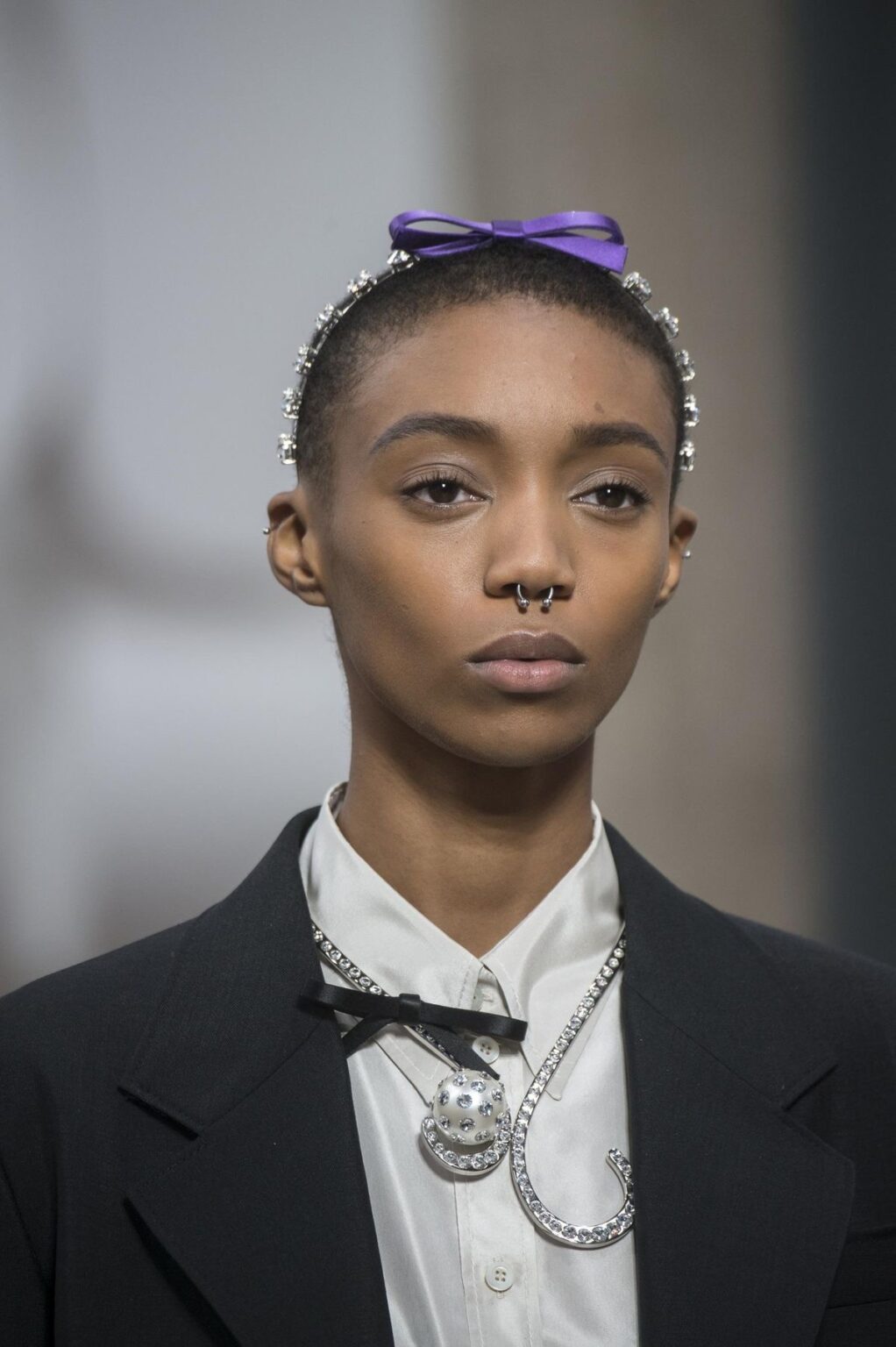 Tiaras de cabelo são acessórios essenciais; confira dicas para ...