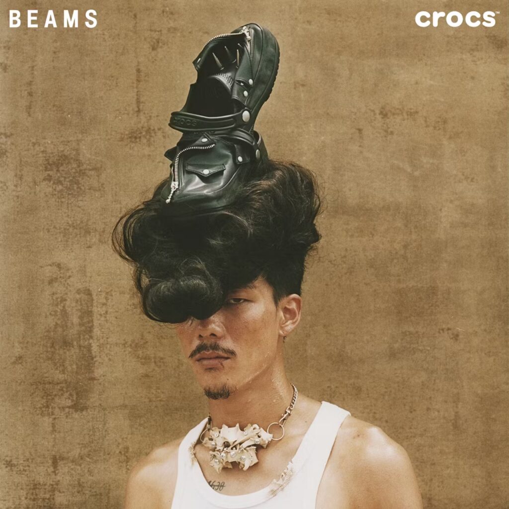 Crocs e BEAMS Lançam Clogs Punk com Jaqueta de Couro em Miniatura ...